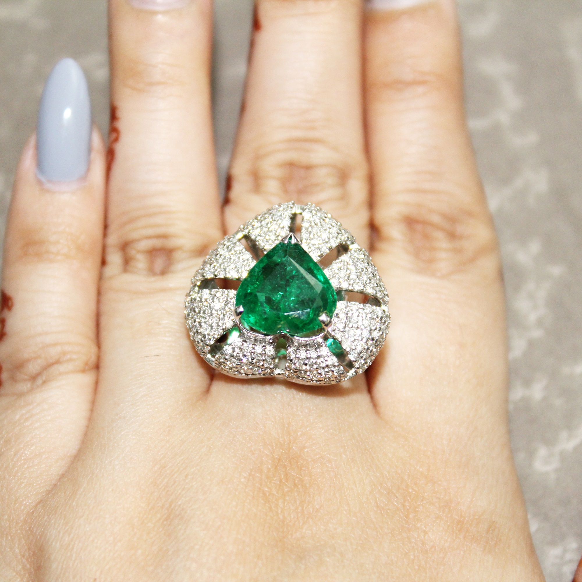 Anello in oro bianco a forma di cuore con smeraldo verde vivo ...