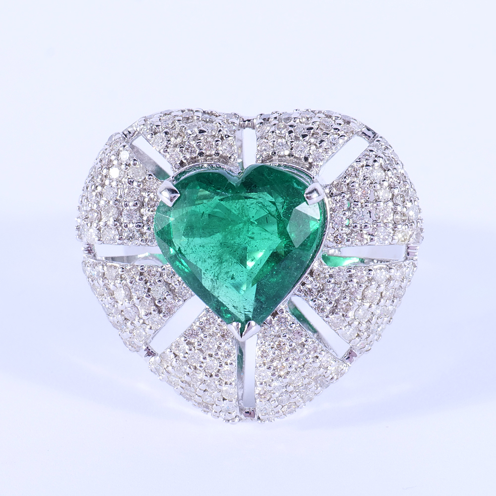 Anello in oro bianco a forma di cuore con smeraldo verde vivo ...