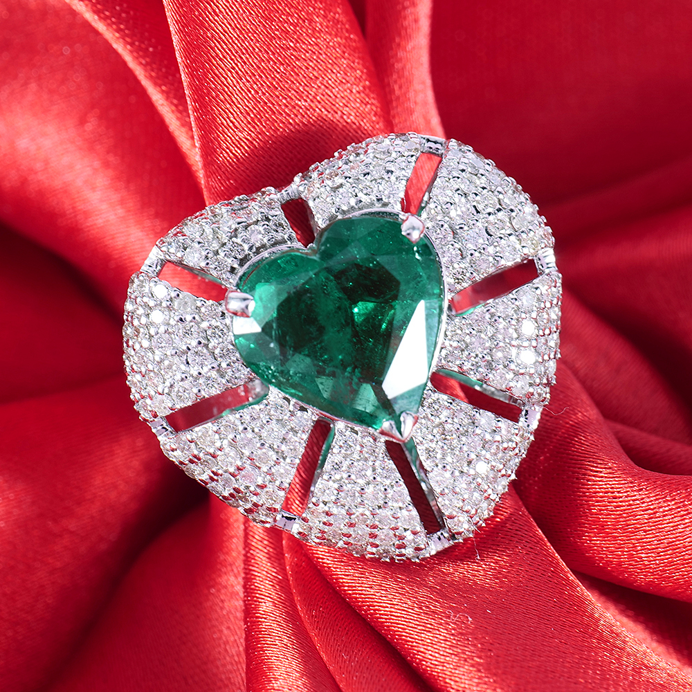 Anello in oro bianco a forma di cuore con smeraldo verde vivo ...