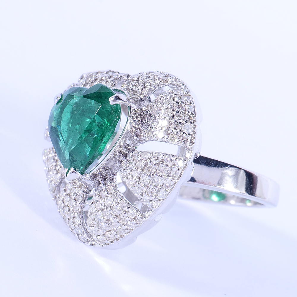 Anello in oro bianco a forma di cuore con smeraldo verde vivo ...