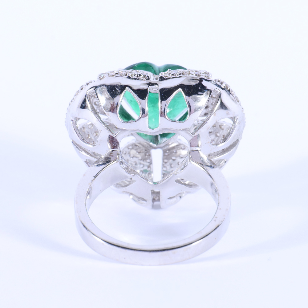 Anello in oro bianco a forma di cuore con smeraldo verde vivo ...