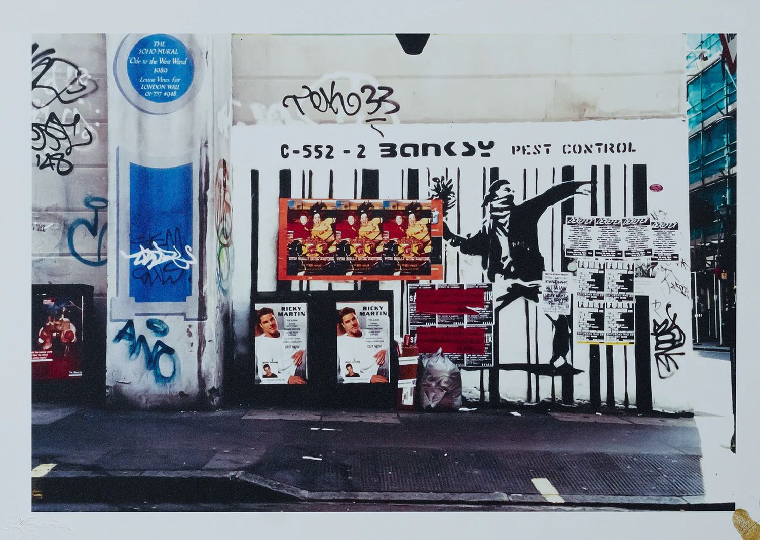 Steve Lazarides - Banksy - Everywhere I Look Around (Barcorde Love is ...