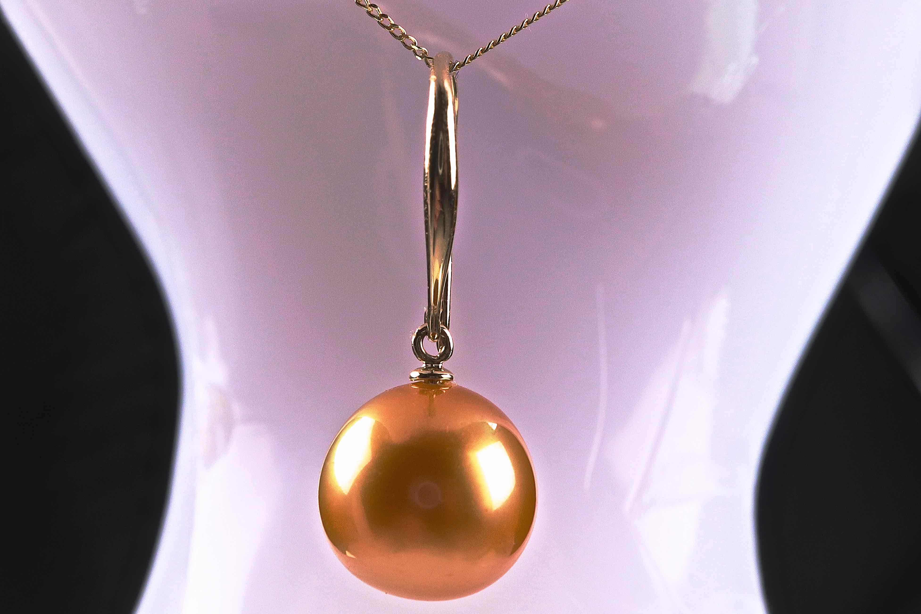 Paire de boucles d'oreilles en or jaune 14 carats supportant une grosse ...