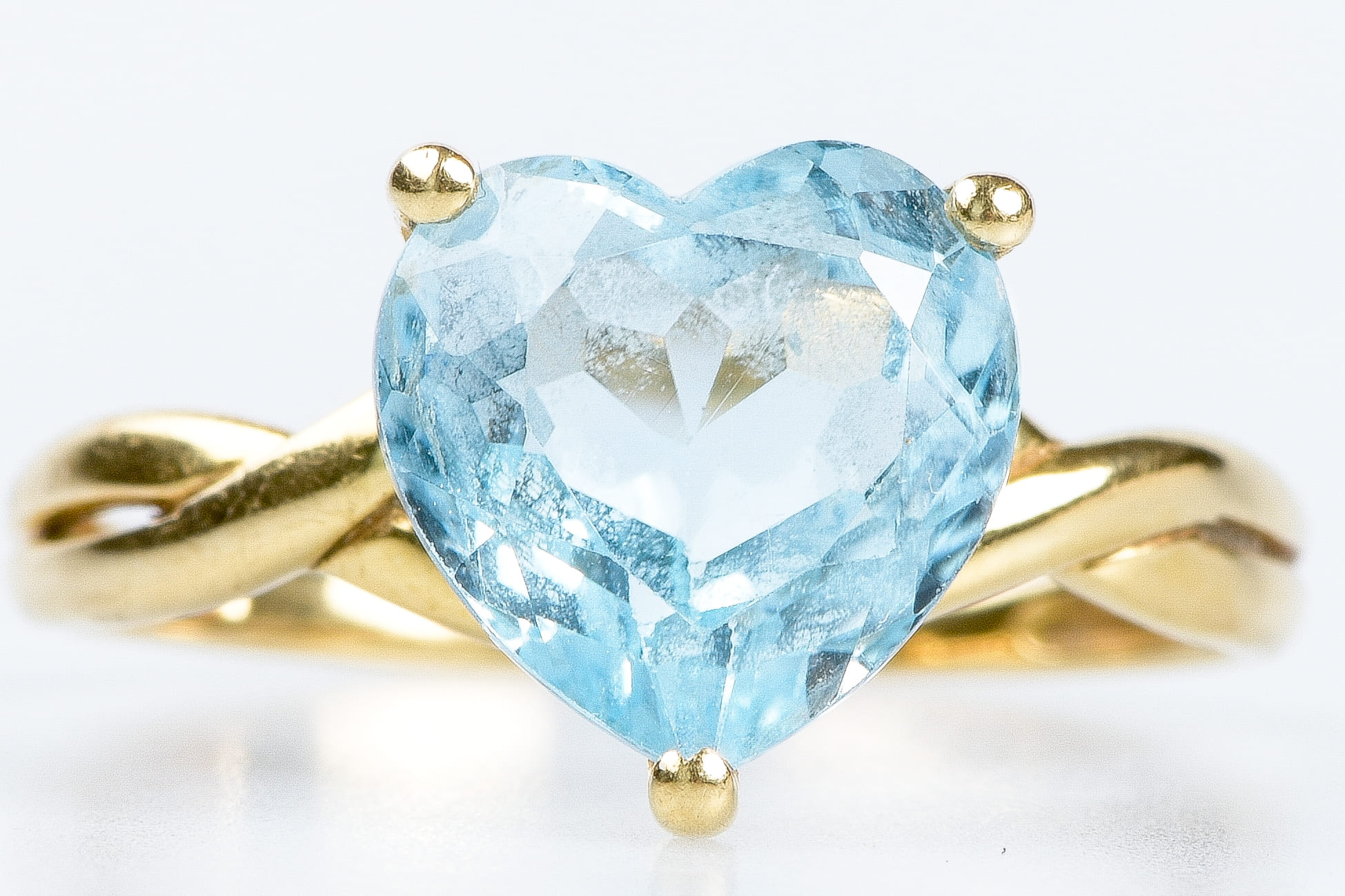 Anello in oro giallo 18 carati ornato da un topazio a forma di cuore da ...